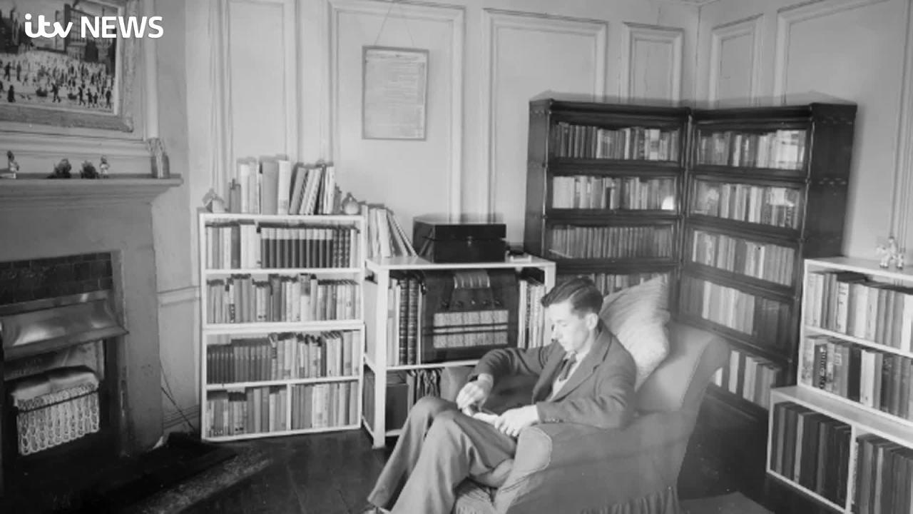 Lowry painting owned by British DNA scientist sells for £2.6 million ...