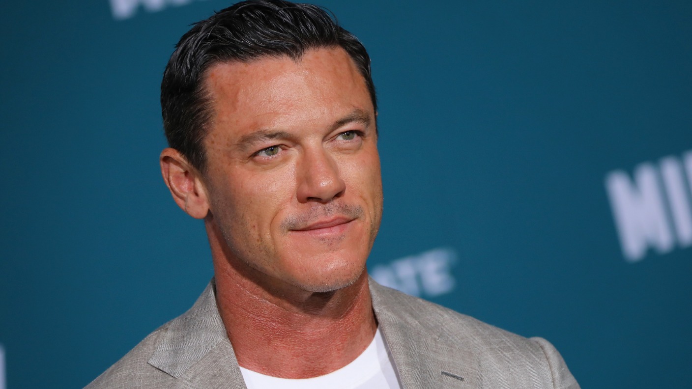 Luke Evans hails NHS staff after dad 'almost lost his fingers' | ITV ...