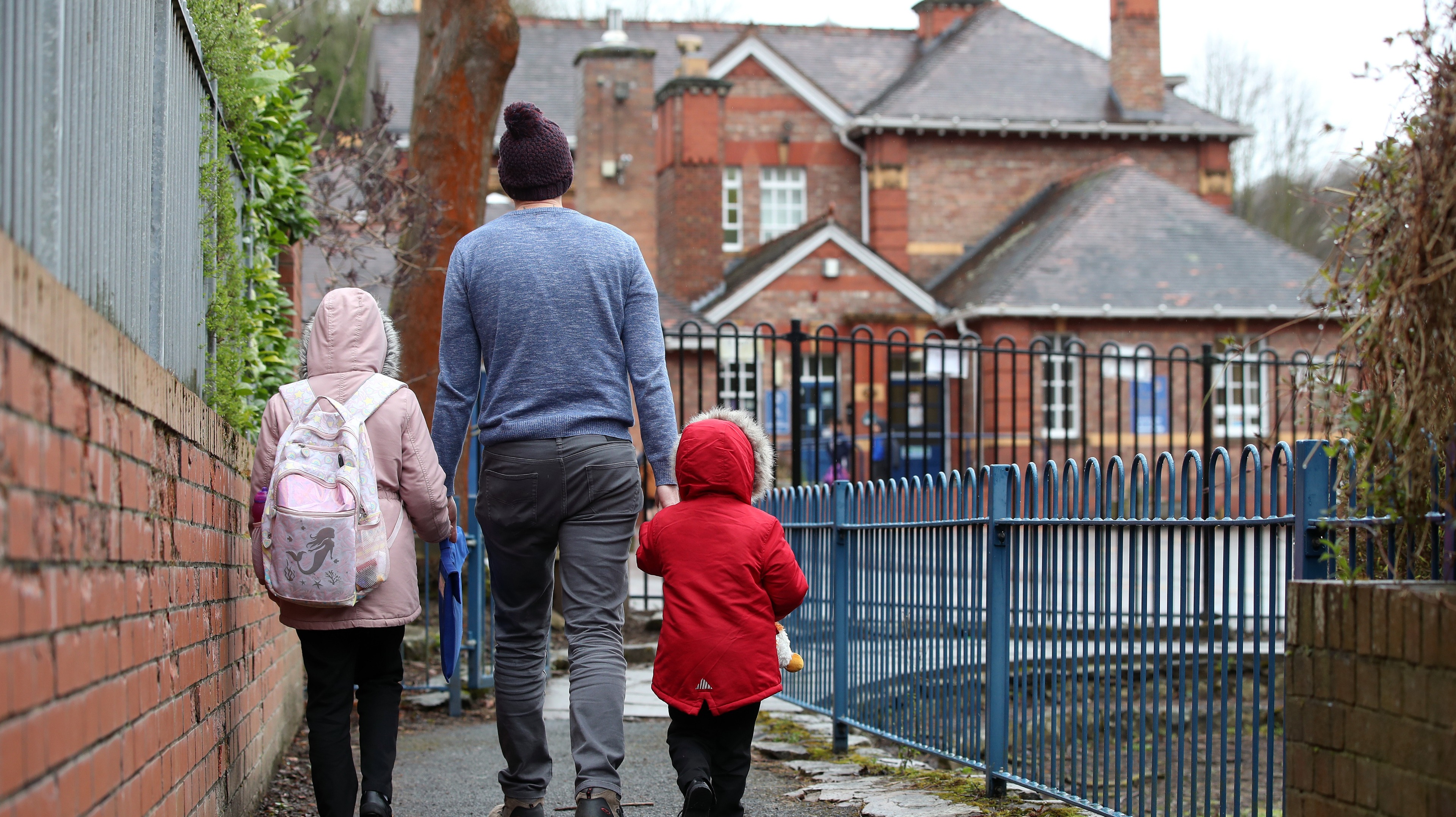 Parents in Bedford urged to maintain social distancing outside school ...