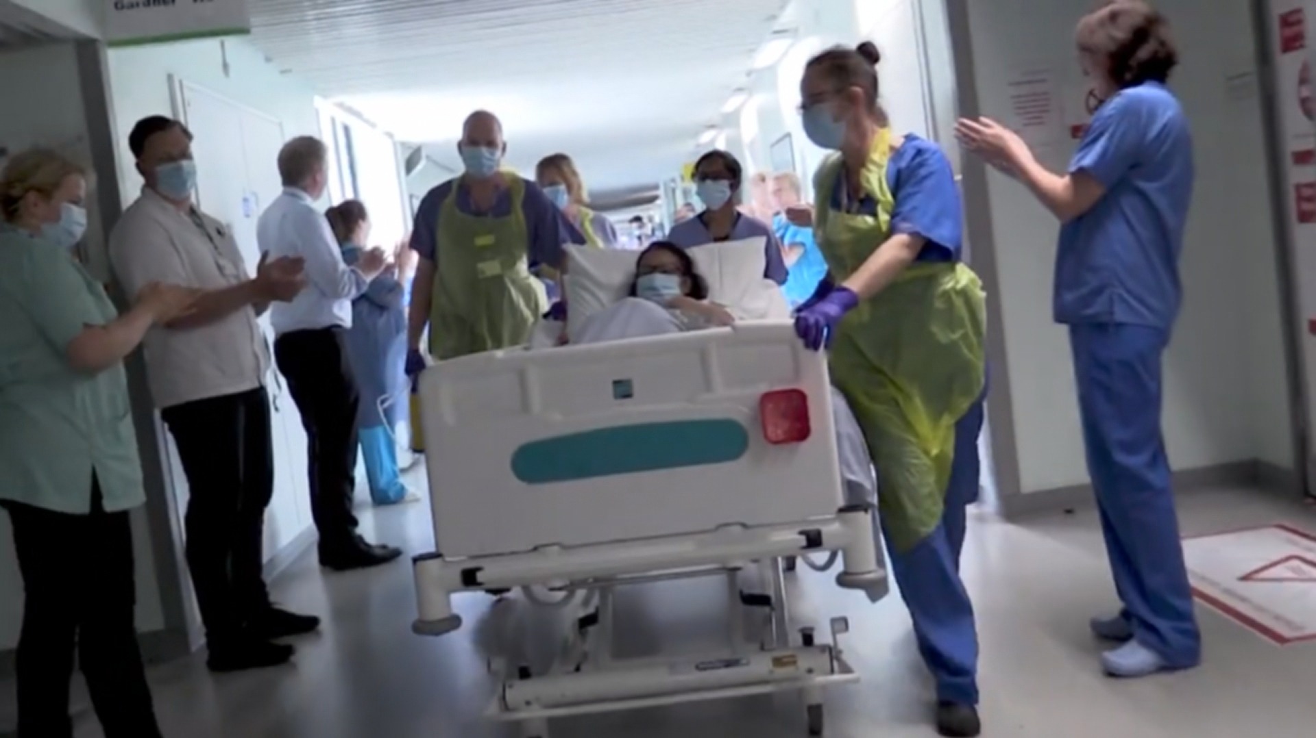 Coronavirus: Hundreds of NHS staff clap for recovering colleague | ITV ...