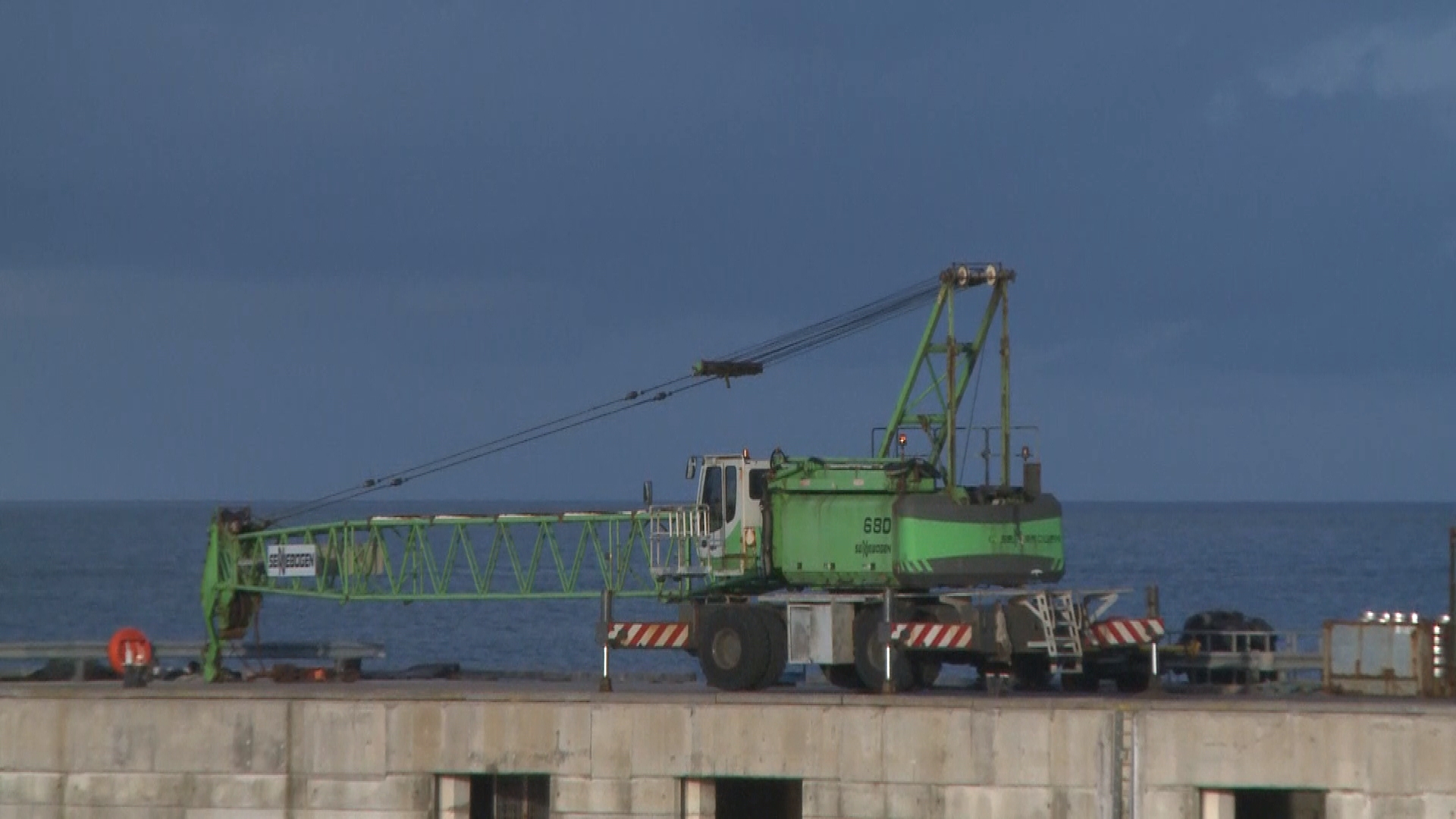 Broken crane prevents Alderney food delivery | Channel | ITV News