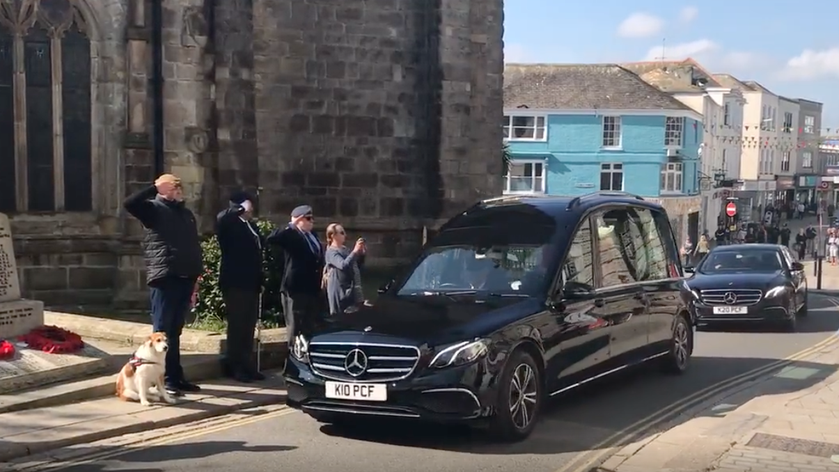 Family pay tribute to D-Day veteran Harry Billinge as hundreds gather ...