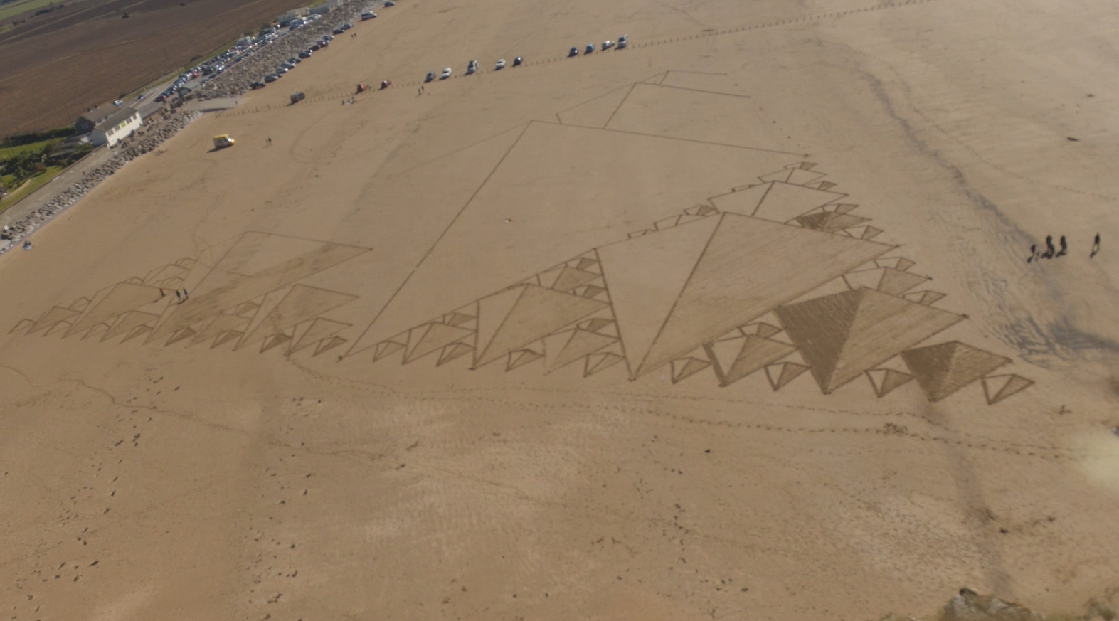 Sand artist completes 500th piece on Brean beach | ITV News West Country