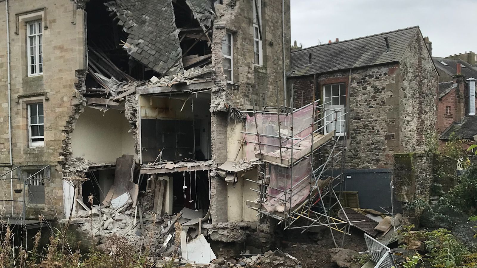 Historic Building In Cockermouth Collapses Into River Itv News Border