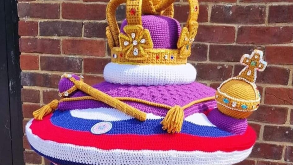 Thieves target knitted coronation topper on West Sussex post box | ITV ...