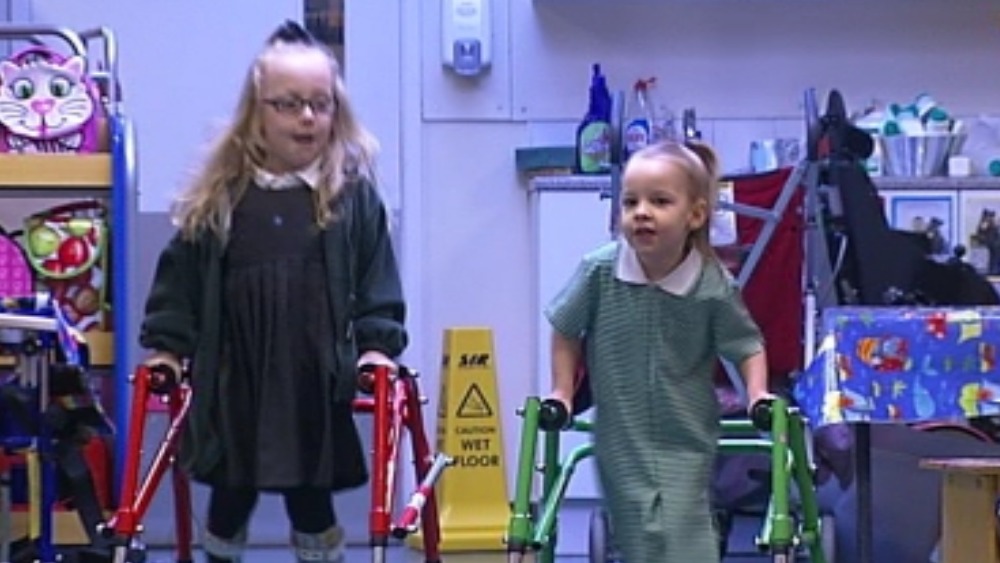 Casey helps Matilda to take her very first steps alone | ITV News London