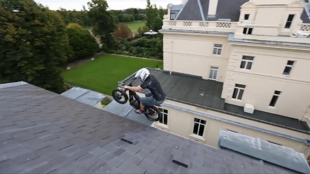 Daredevil biker takes spin on top of infamous Billionaires' Row | ITV ...