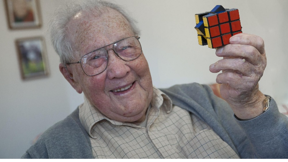 Is Bob the oldest Rubik’s Cube player? | ITV News Wales