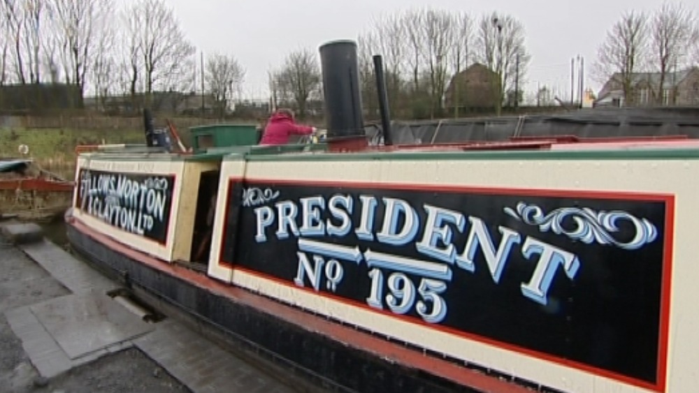 World's last steam-powered narrowboat sets off to join the Queen's ...