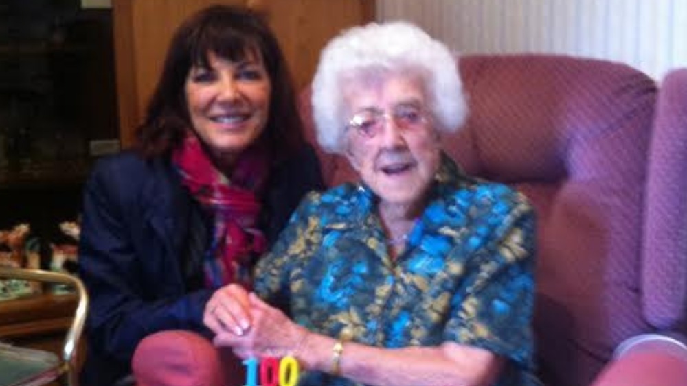Mabel - The 100 yr old that can e-mail and Skype | ITV News Border
