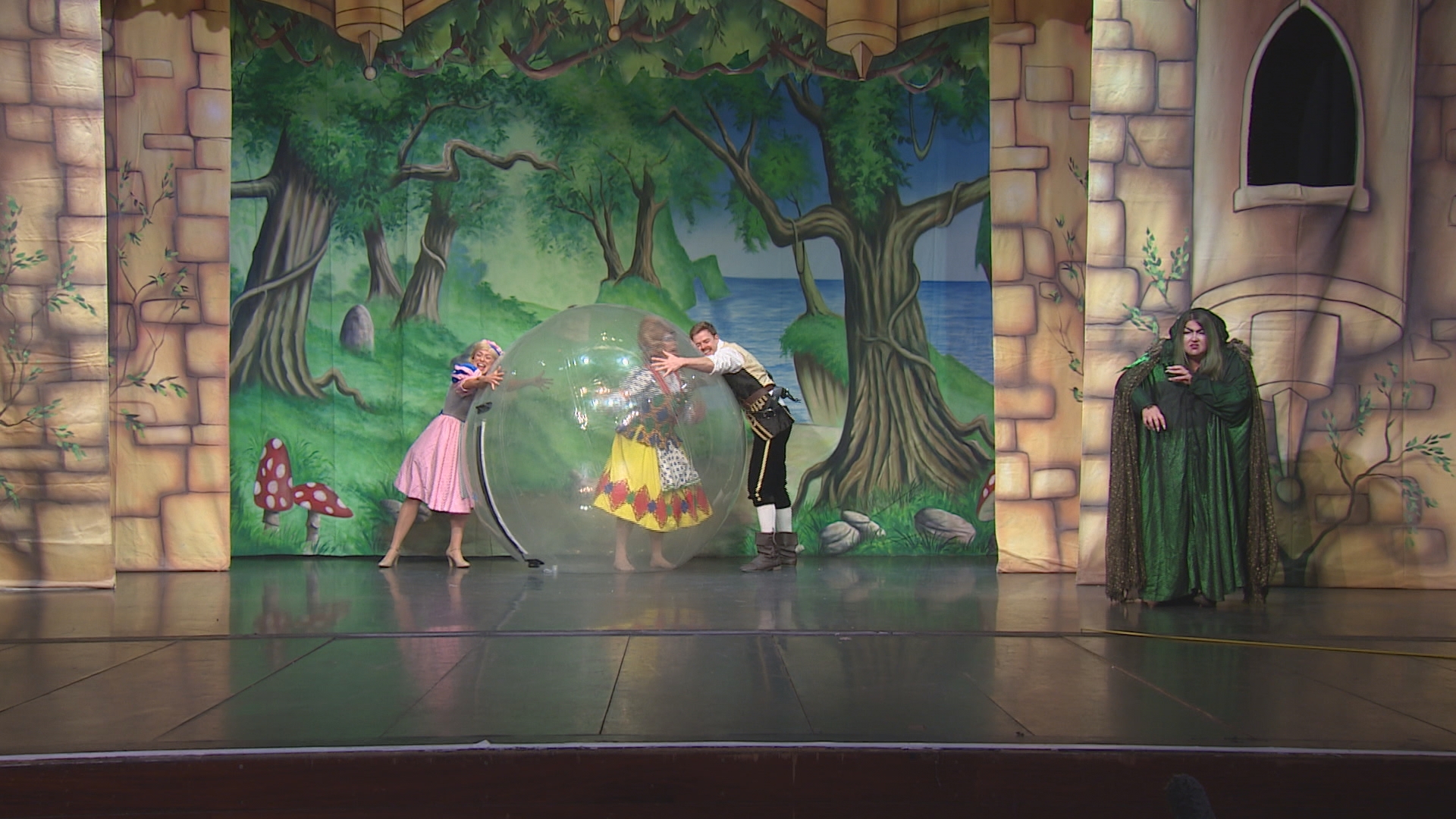 One pantomime in Kent hoping to spread some Christmas cheer | ITV News ...