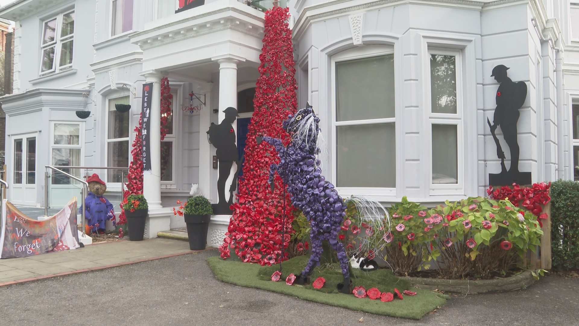 Care home in Worthing makes hundreds of poppies for Remembrance display ...