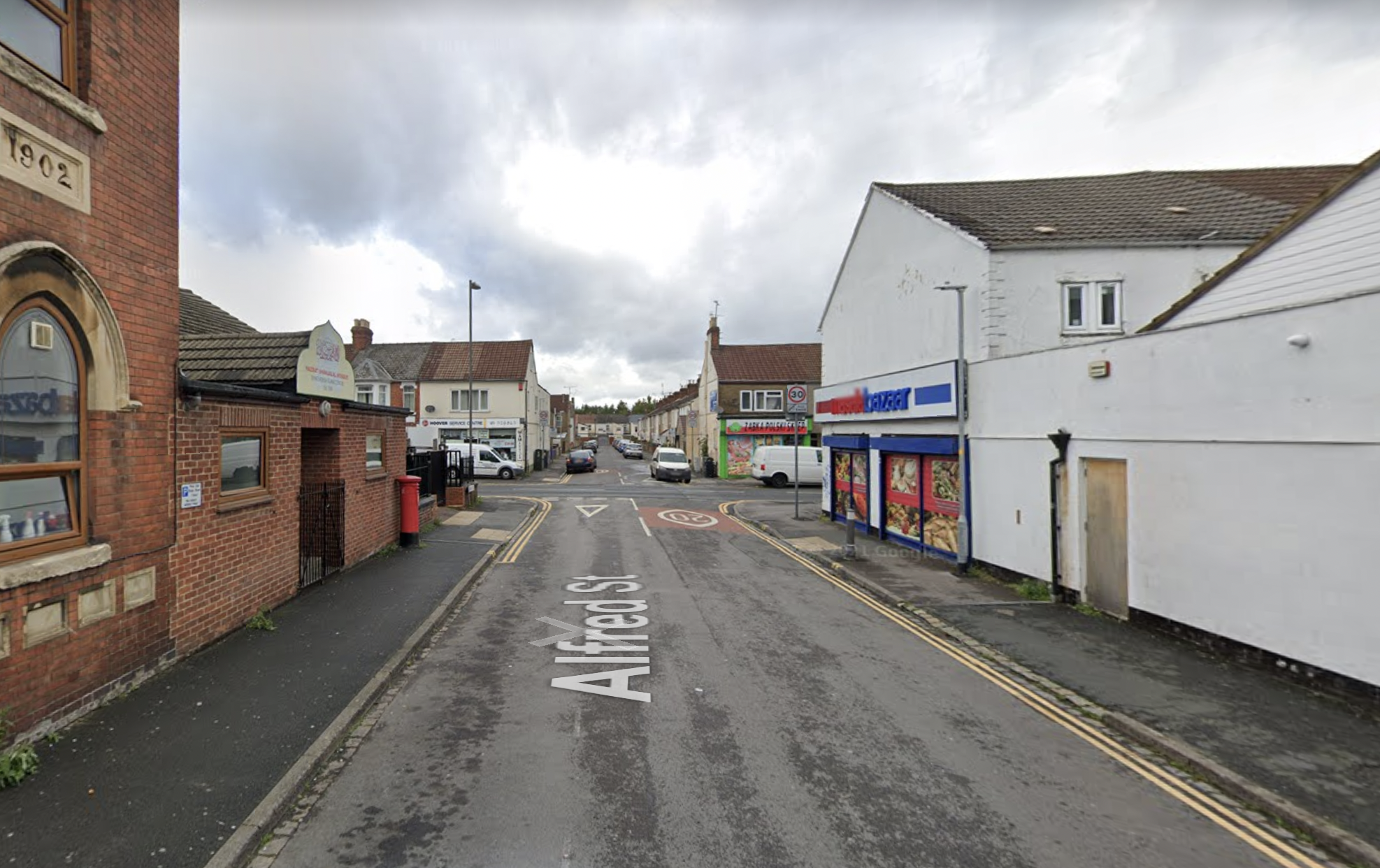 Six arrested after three people stabbed in Swindon town centre | ITV ...