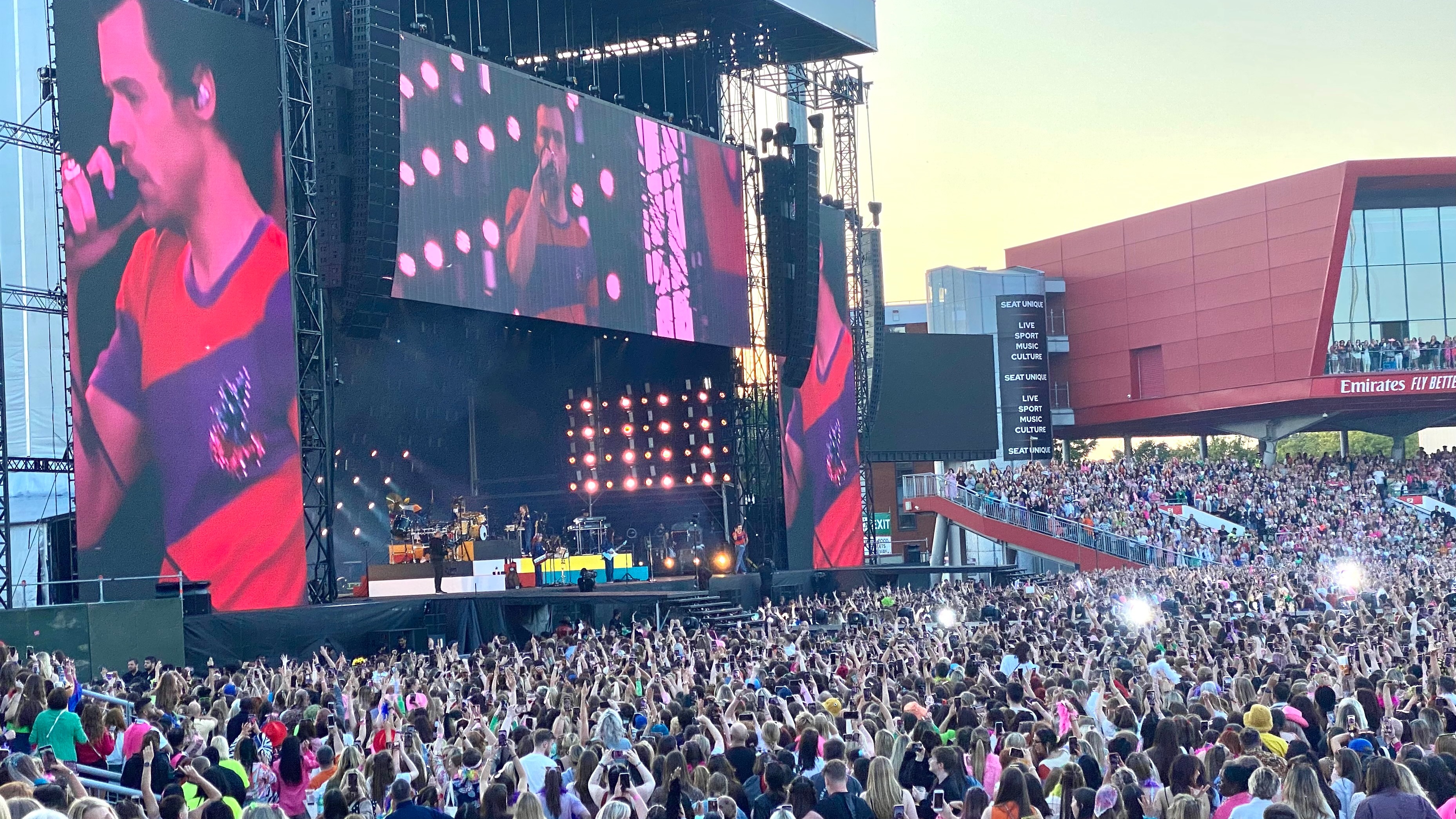 Harry Styles stops gig in Manchester to thank and dedicate song to his ...