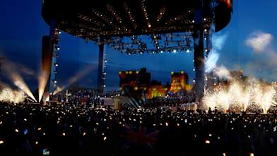 Coronation concert in full swing with Take That, Lionel Richie and Katy ...