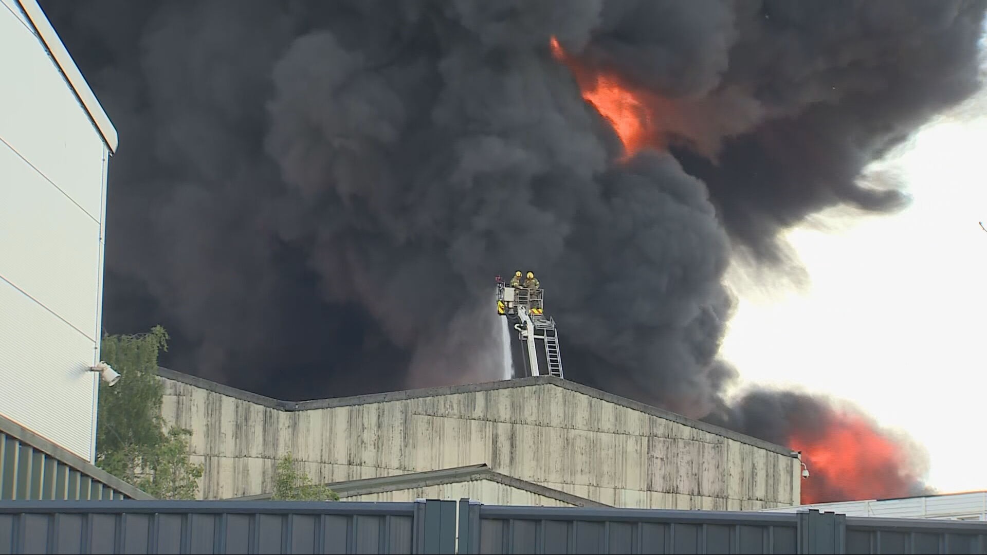 Fire bosses declare 'major incident' after huge fire at Rushden ...