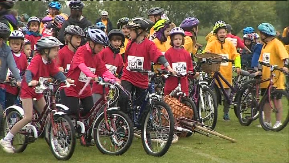 Schoolchildren hold their own "Tour De Cottenham" | ITV News Anglia