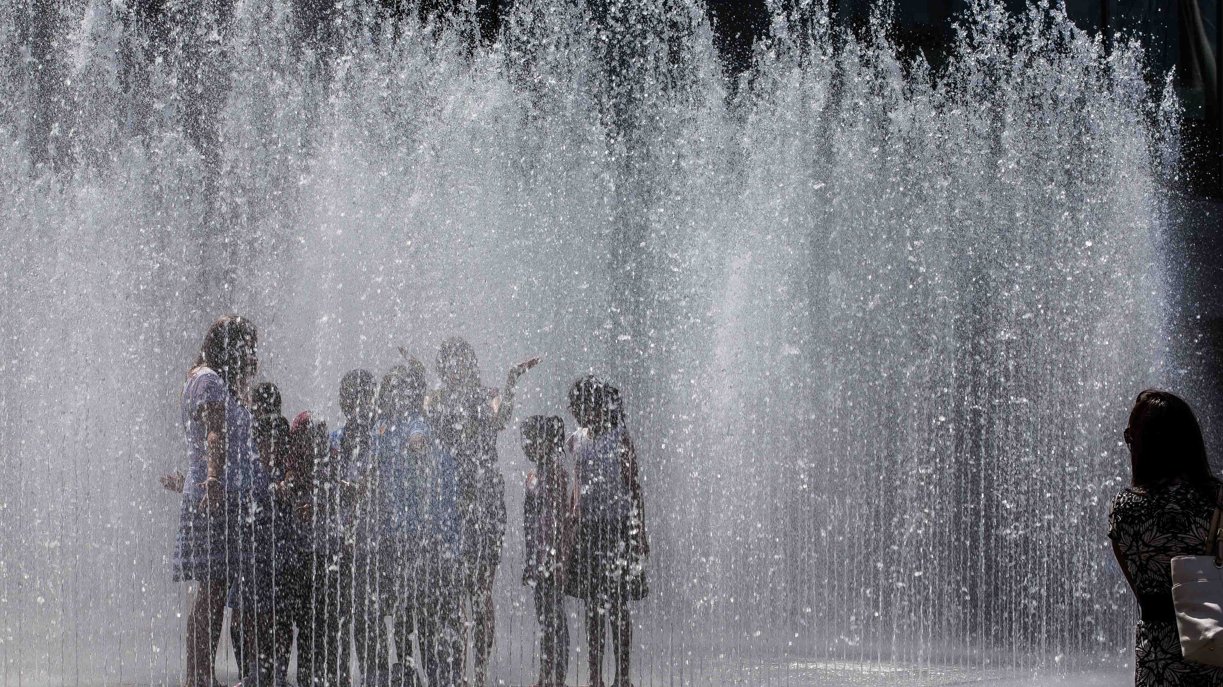 Very warm with sunny spells, staying dry and bright | ITV News London