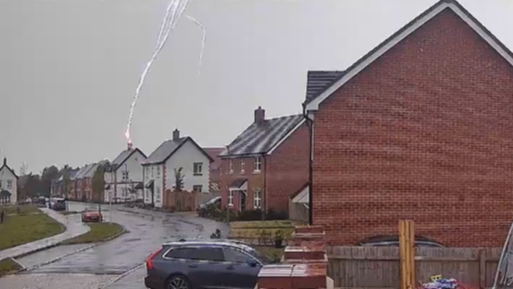 Moment lightning bolt strikes home in Oxfordshire captured on camera ...