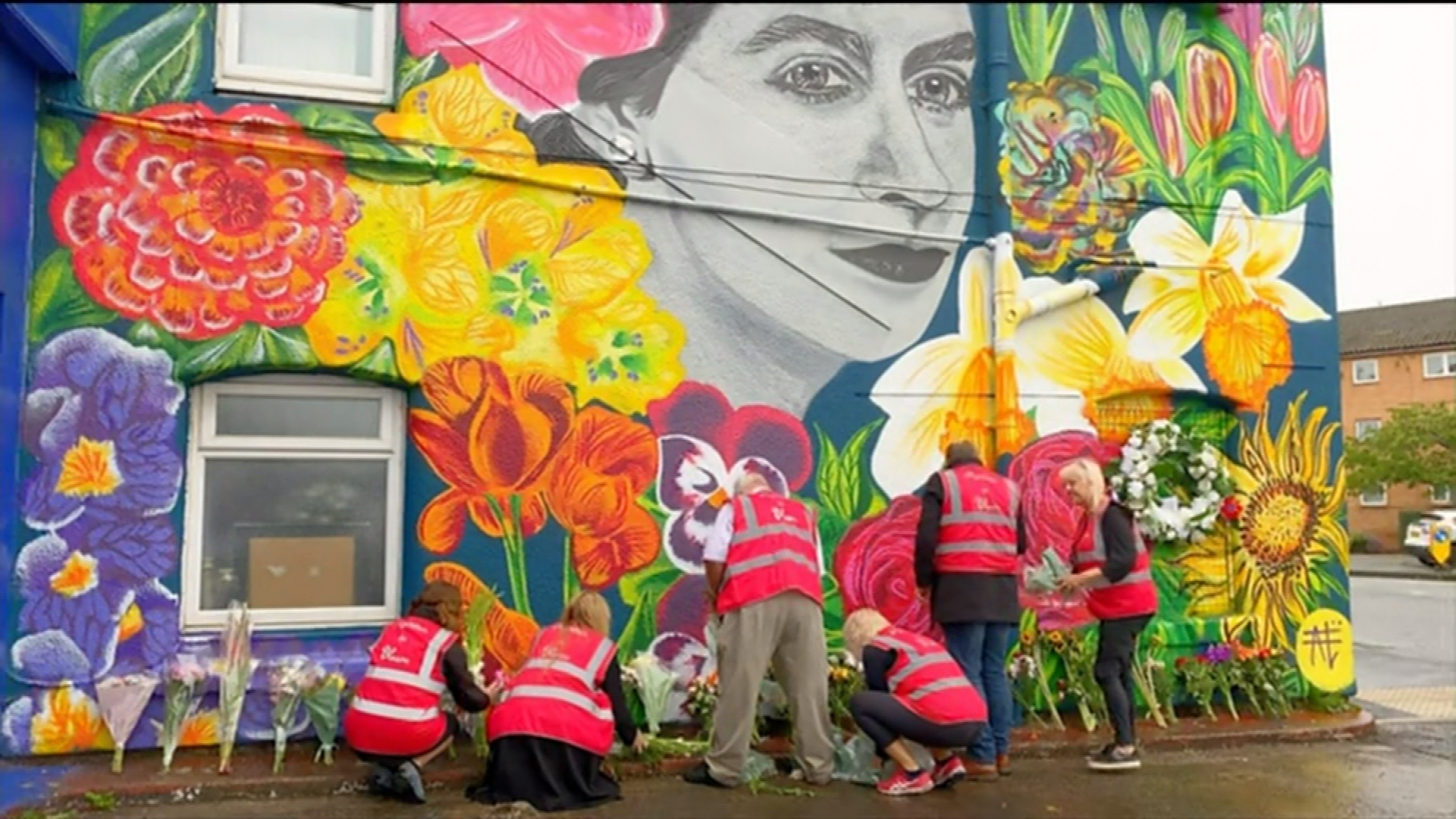 'Thank you for 70 years of service': Flowers left at Queen Elizabeth ...