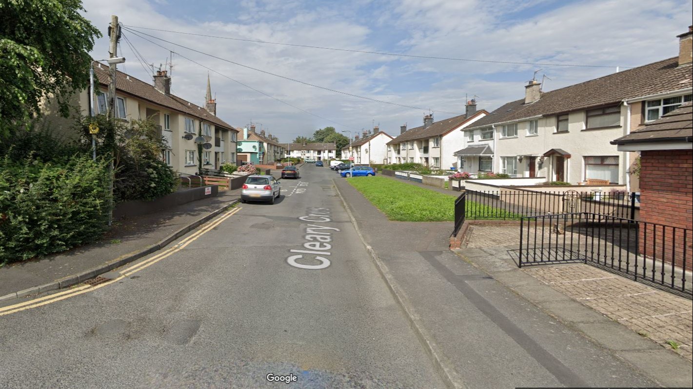 Men aged in 20s assaulted with 'baseball bat and crowbar' by gang in ...