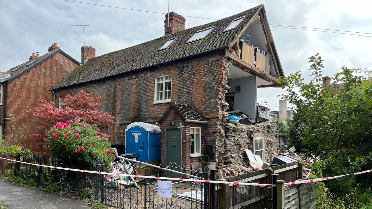 Oxfordshire house collapses during renovation project | ITV News Meridian