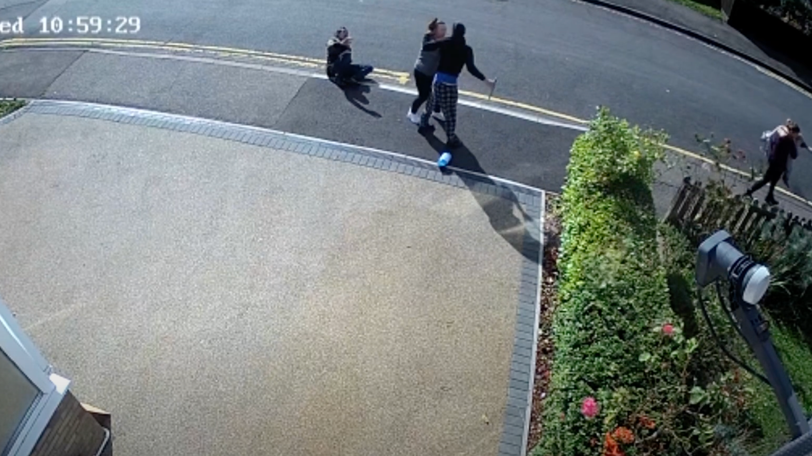 Man armed with large kitchen knife launches violent attack witnessed by ...
