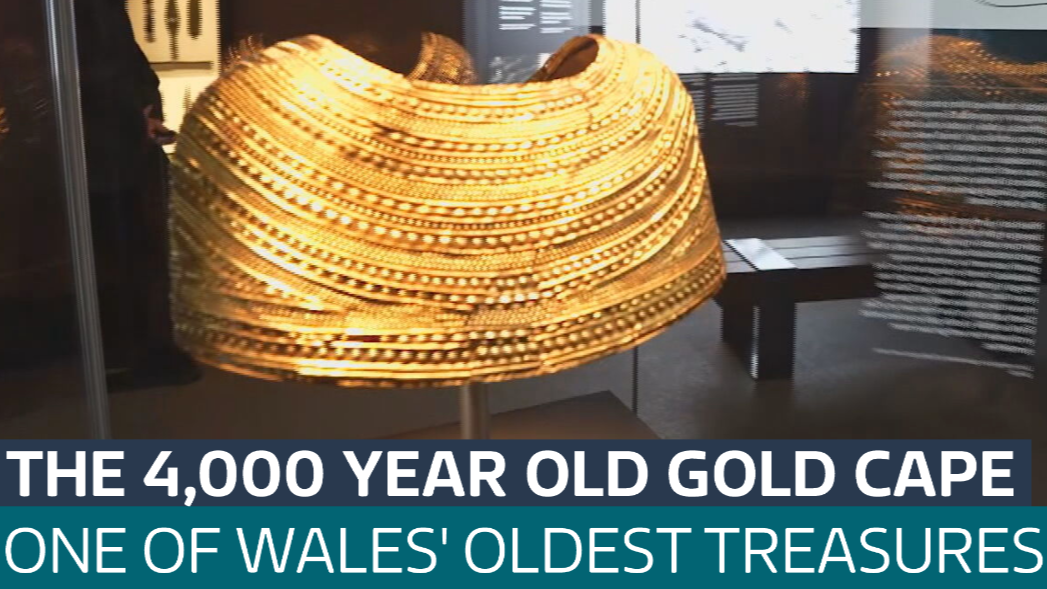 The gold cape from Mold which dates from around 1900–1600 BC on display ...