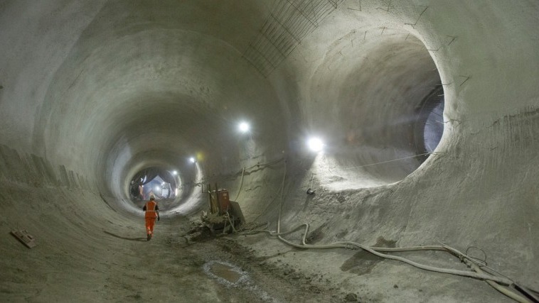 Dramatic photos reveal the massive scale of London's Crossrail tunnels ...