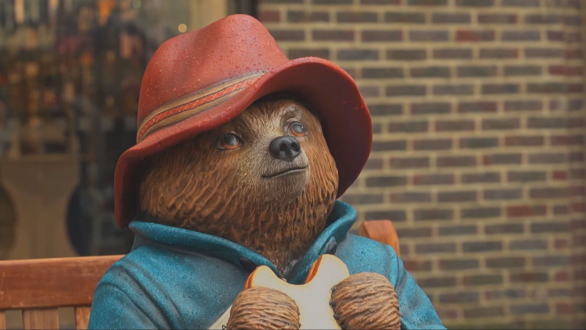 Vandalised Paddington Bear statue returns to Newbury where he's loved ...