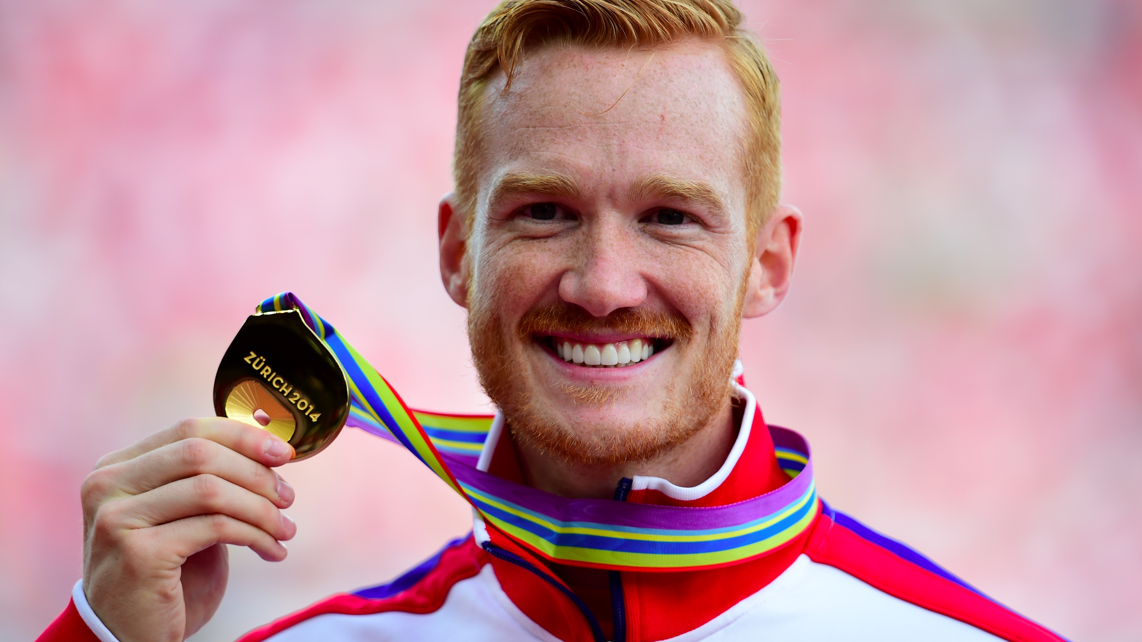 Olympic gold medallist wins hearts with his attempts to save injured ...