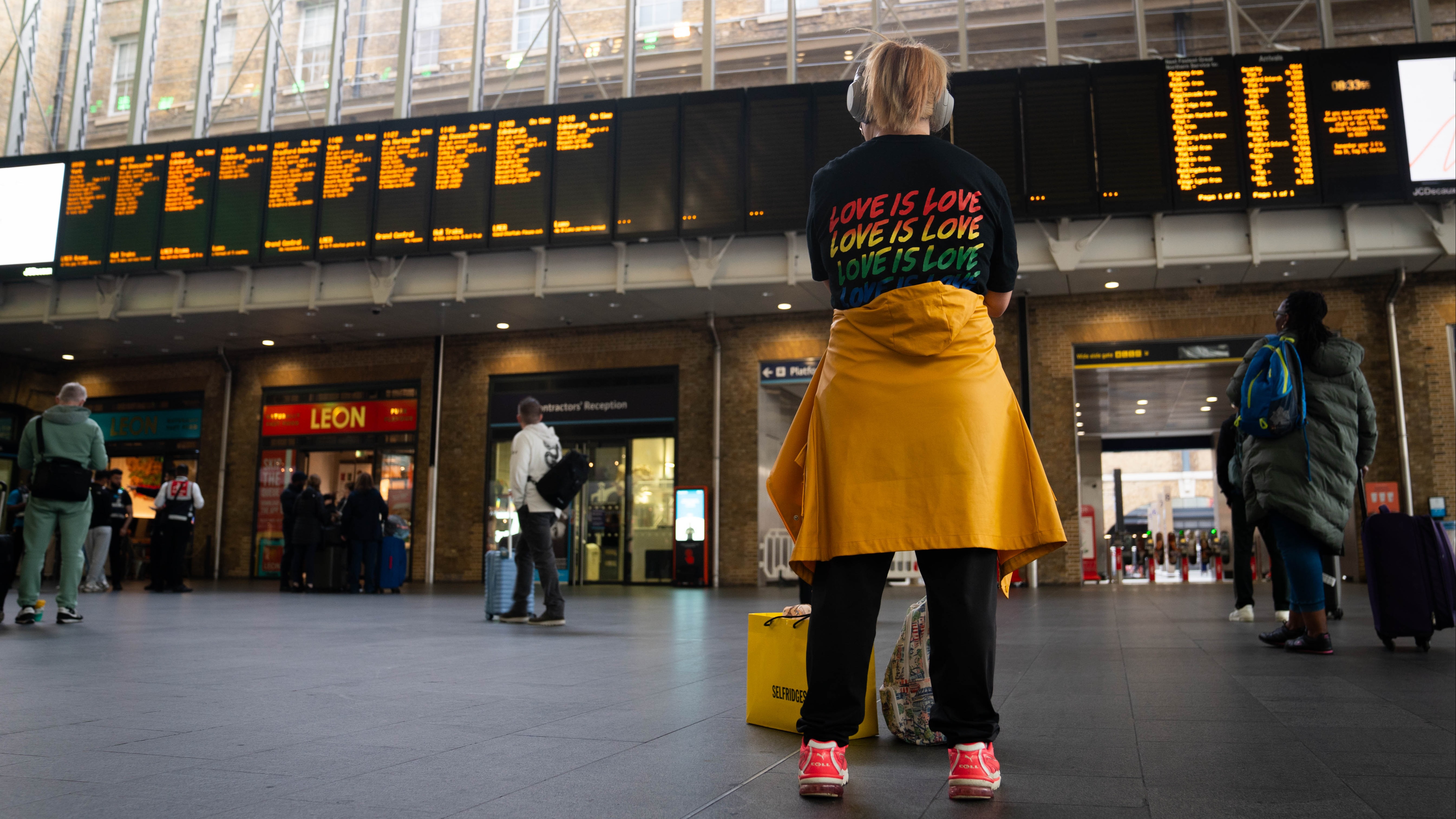 Train drivers strike brings further disruption to rail passengers | ITV ...