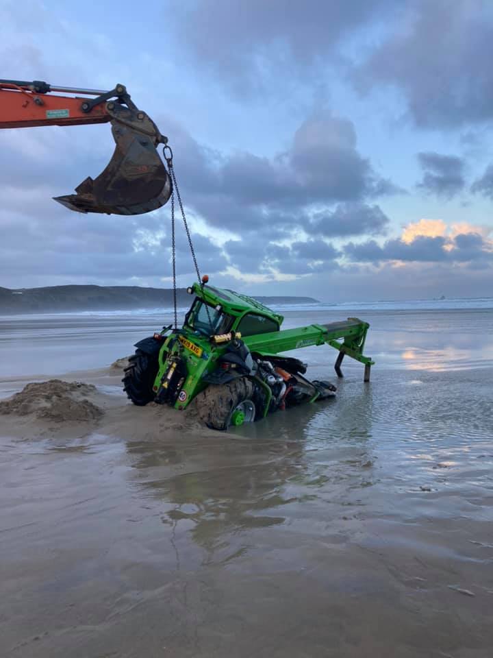 Vehicle salvaged after spending Boxing Day underwater on Cornish beach ...