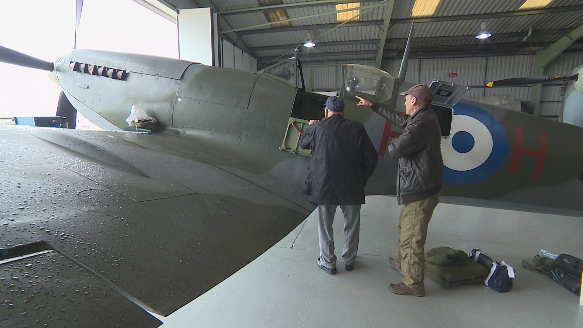 Pilot returns restored WW2 Spitfire to Greece | ITV News Meridian