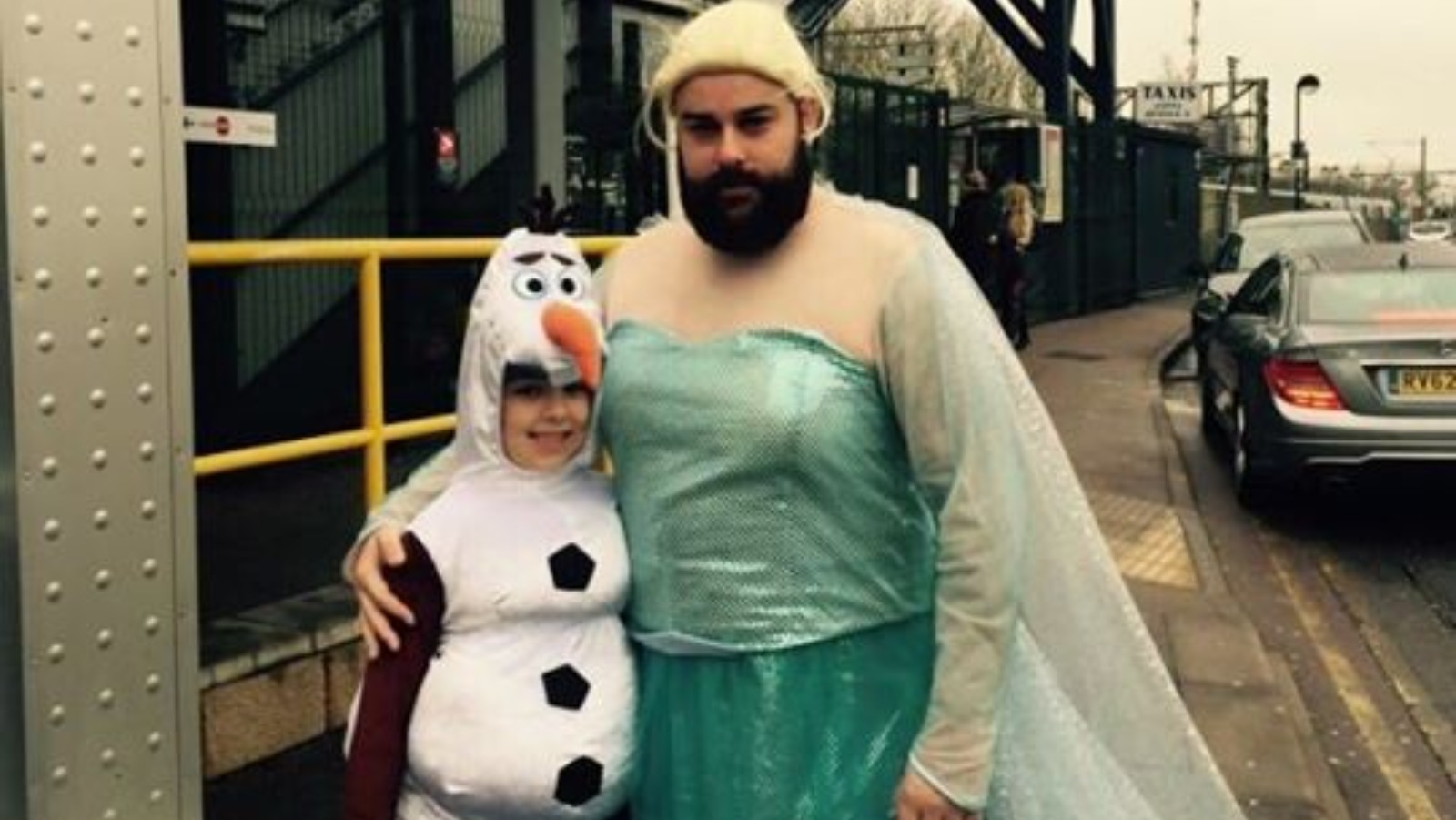 Frozen-loving Dad dresses as Elsa on London Underground | ITV News London