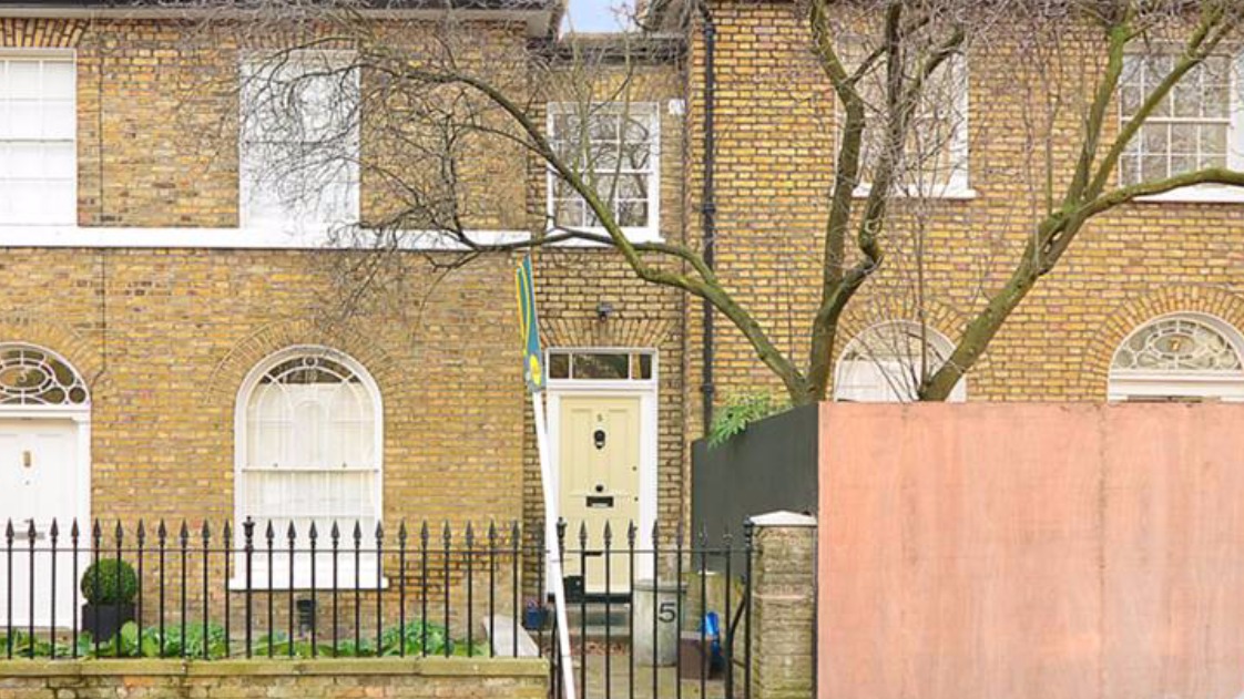 Skinny house, just 8ft wide, goes up for sale for £750,000 | ITV News ...