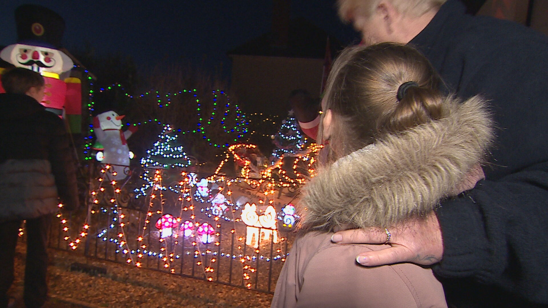 Community rallies to bring back Wiltshire man's Christmas lights ...