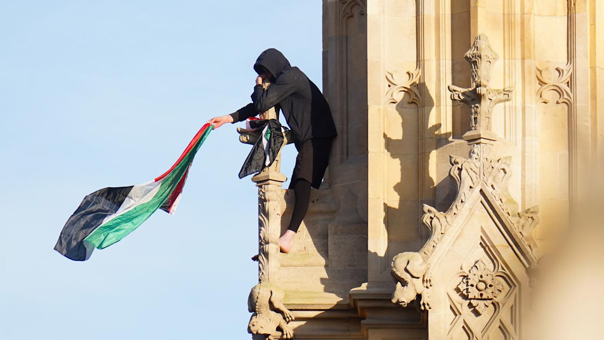 Man arrested after climbing Big Ben clock tower | STV News