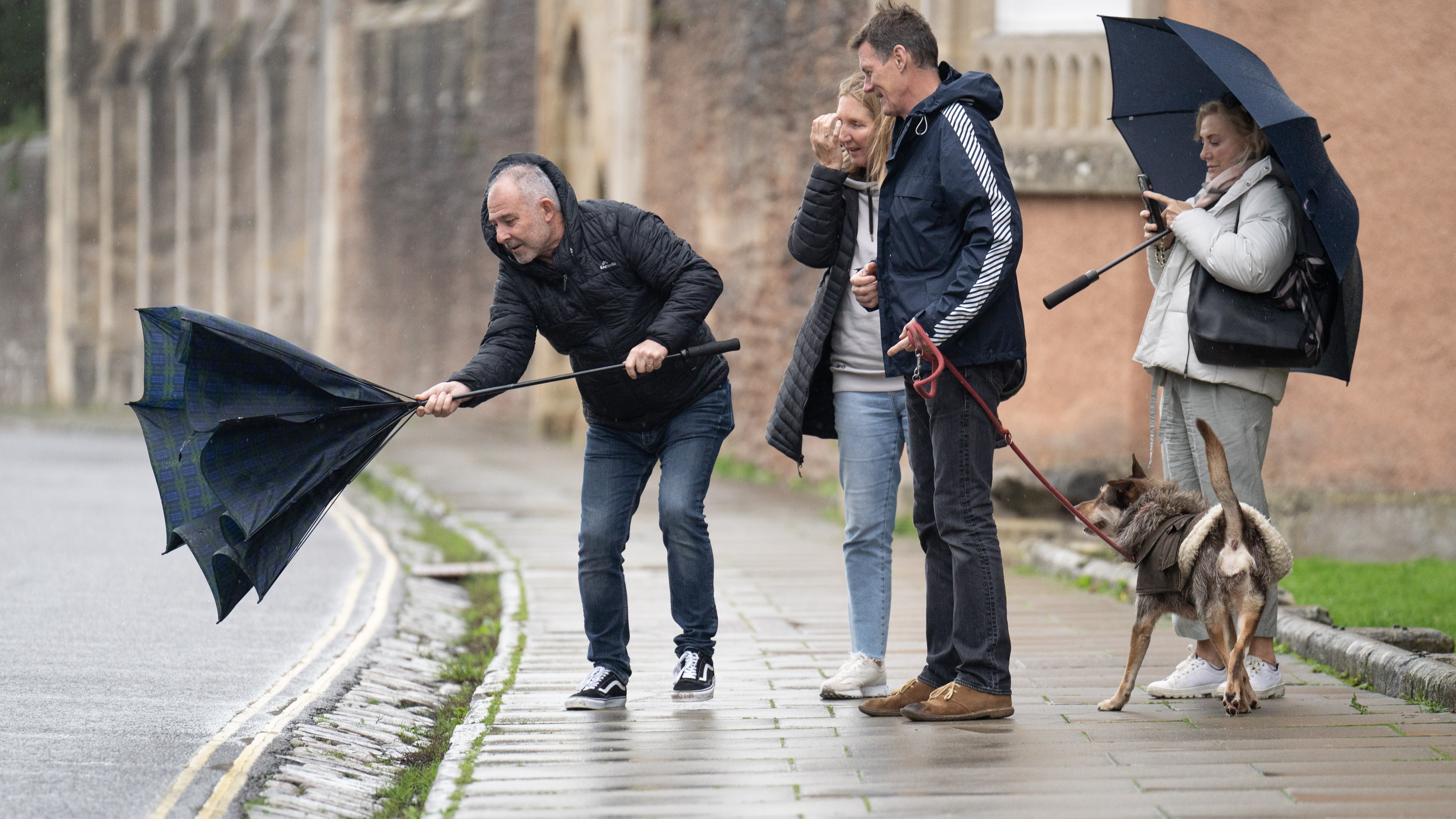 Yellow weather warning issued as UK braces for strong winds, heavy rain ...