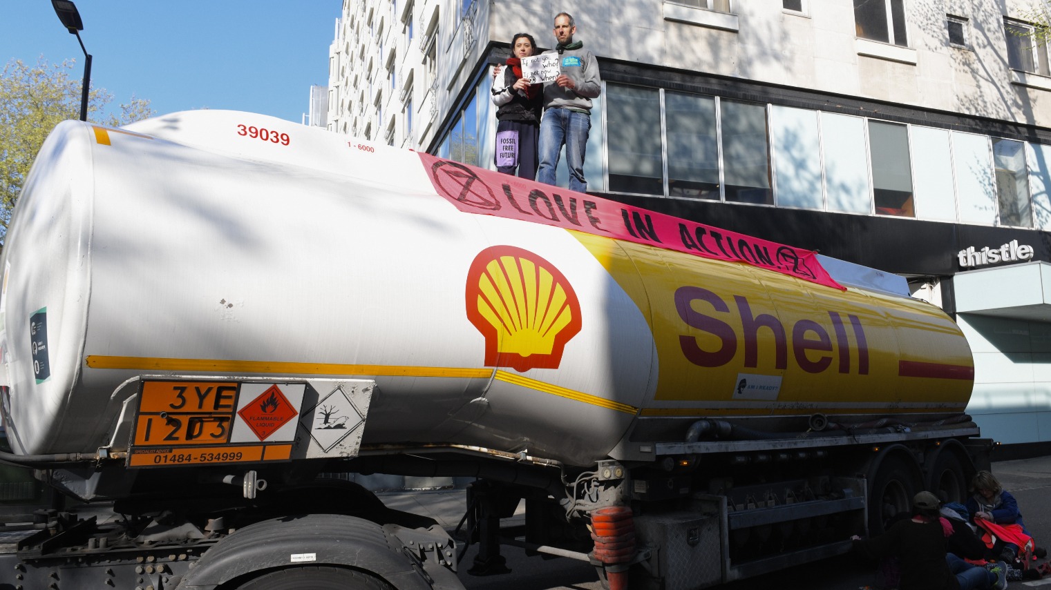Arrests after Extinction Rebellion occupies Shell oil tanker and climb ...