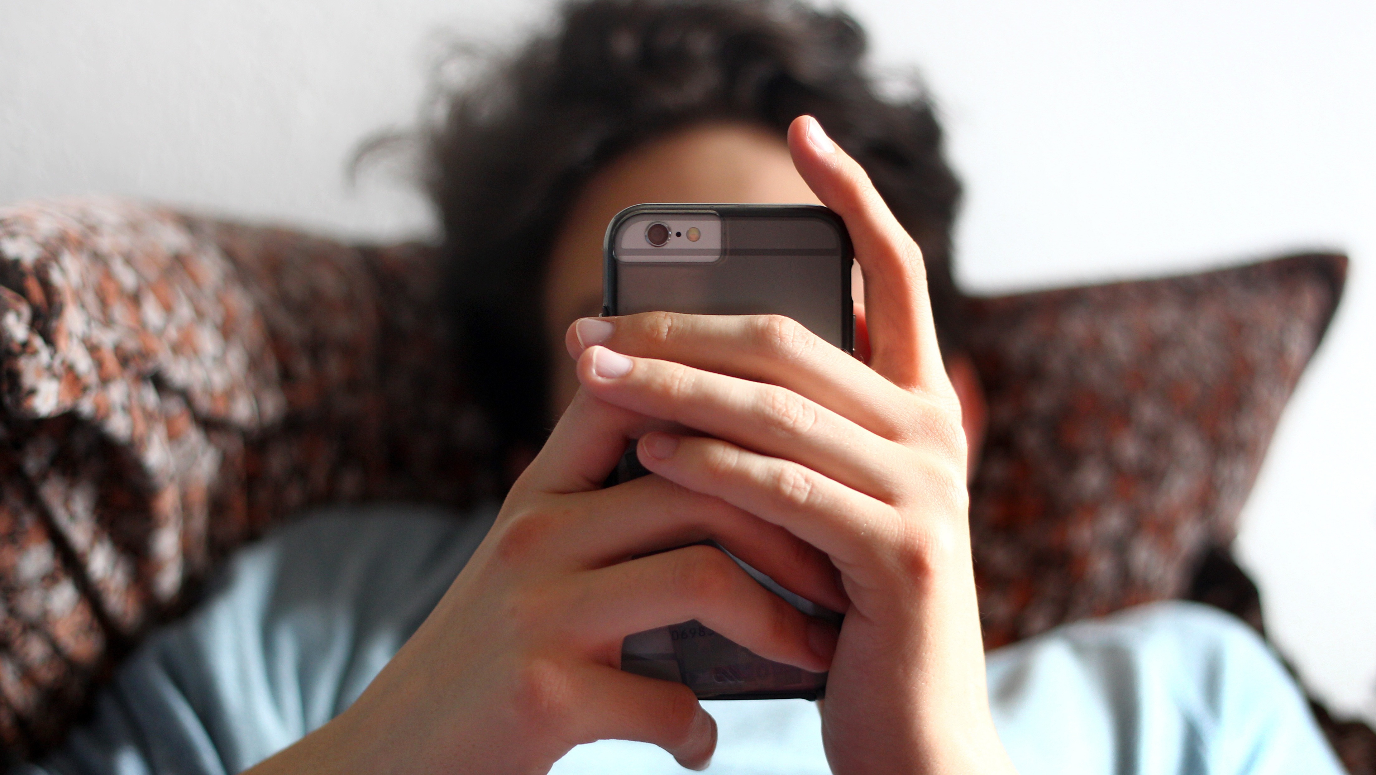 Text glitch means single message can crash your iPhone | ITV News