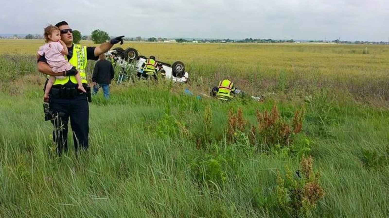 US police officer comforts young crash victim by singing to her | ITV News