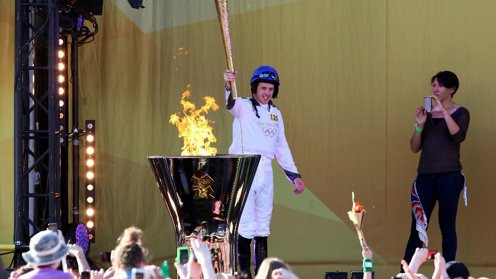 Tens of thousands turn out to welcome Olympic Torch to Chester | ITV ...