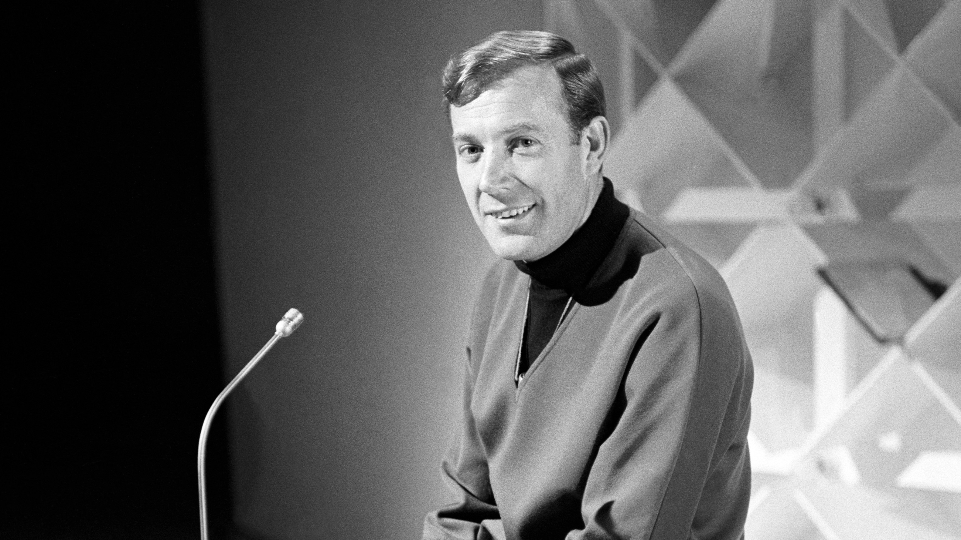 Val Doonican: Irish singer and TV entertainer dies aged 88 | ITV News