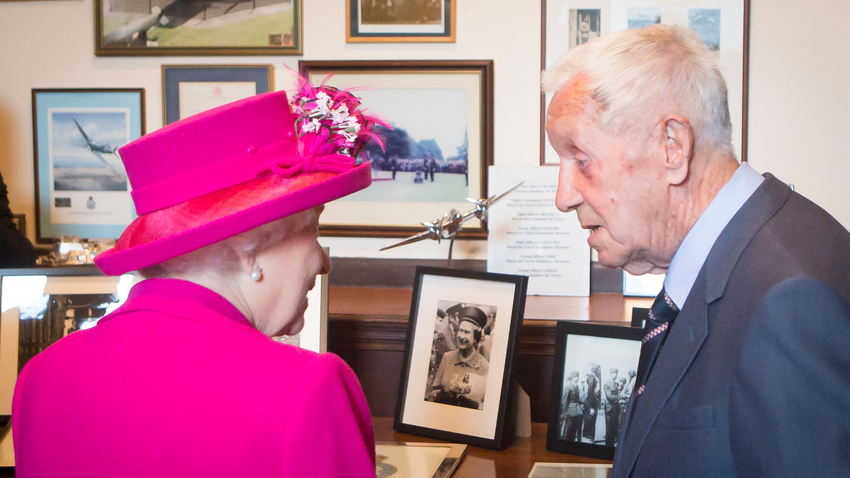 Queen meets retired RAF pilot she ticked off for smoking 70 years ago ...