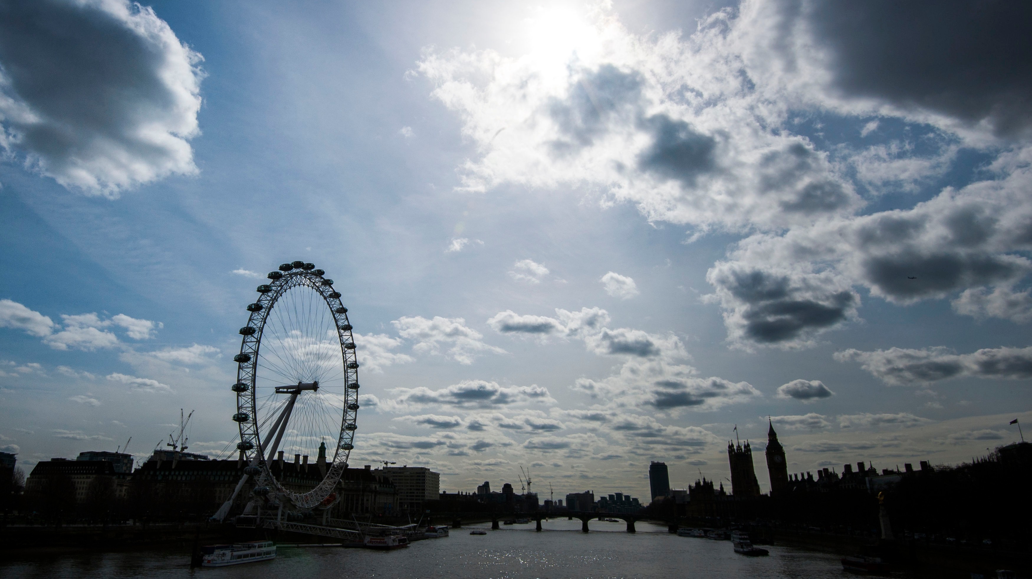 London weather: Bright start to a sunny weekend | ITV News London