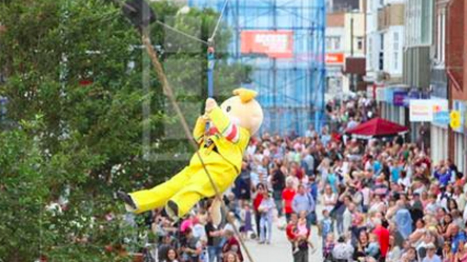 Aerial Birdman comes to Bognor Regis | ITV News Meridian