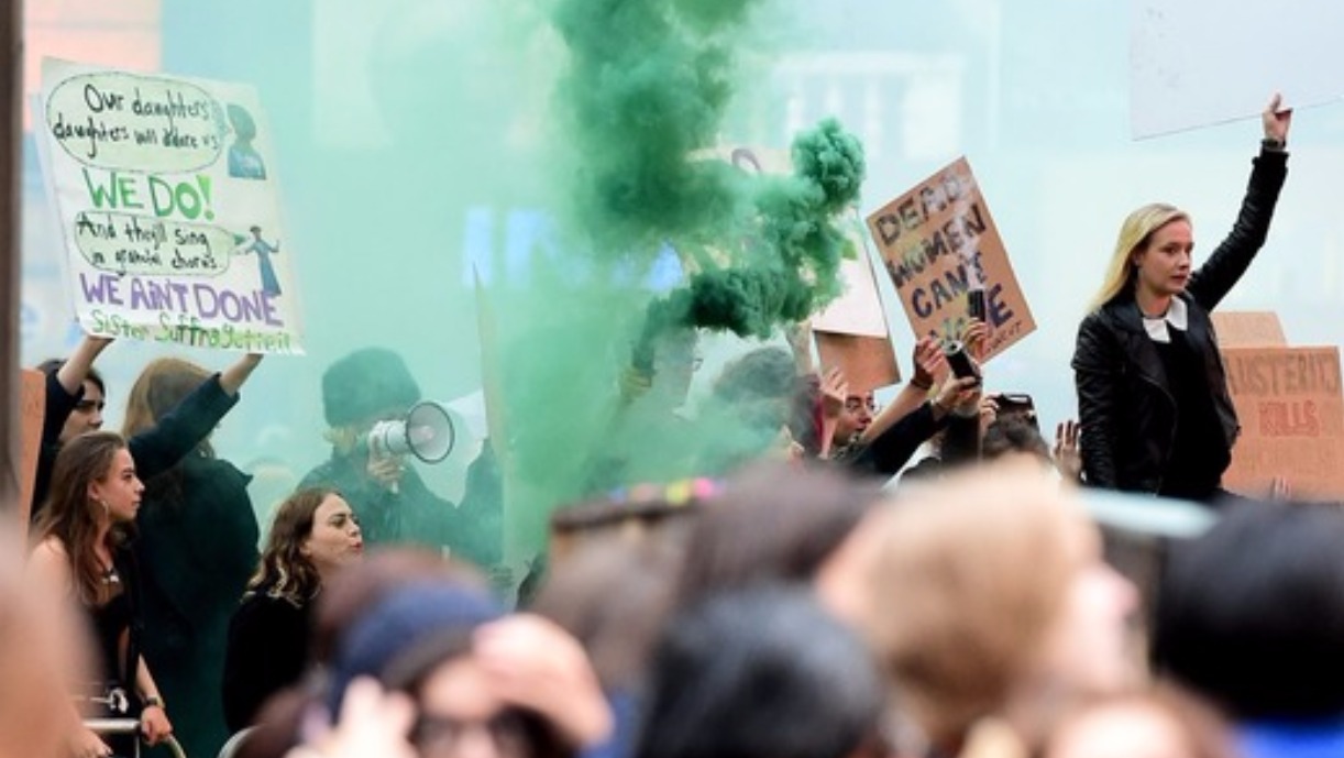 Feminist protesters storm red carpet of Suffragette film | ITV News London