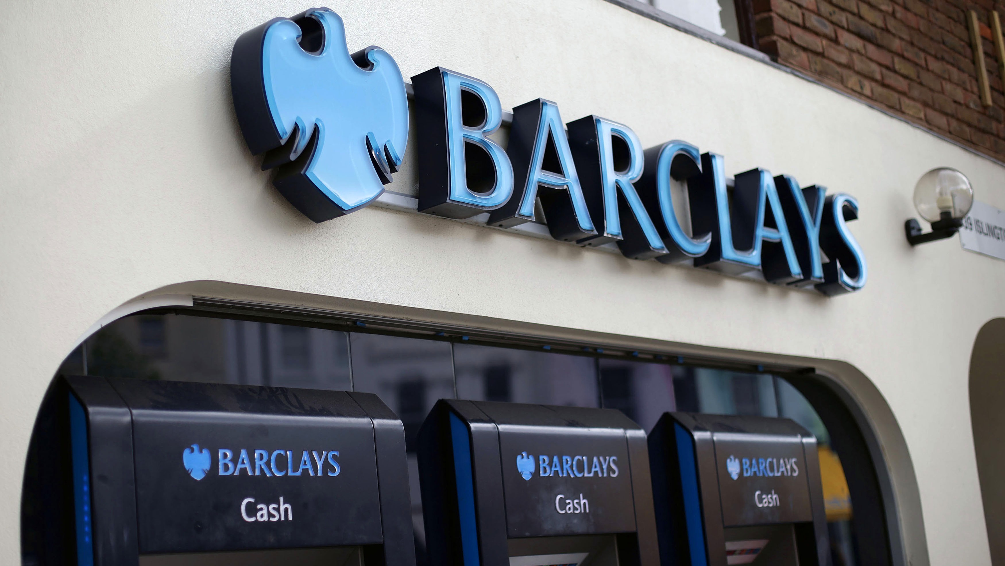 Barclays outage prevents customers from making payments | ITV News