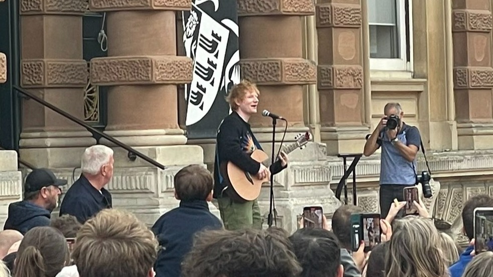Ed Sheeran shocks shoppers with surprise gig in Ipswich town centre ...